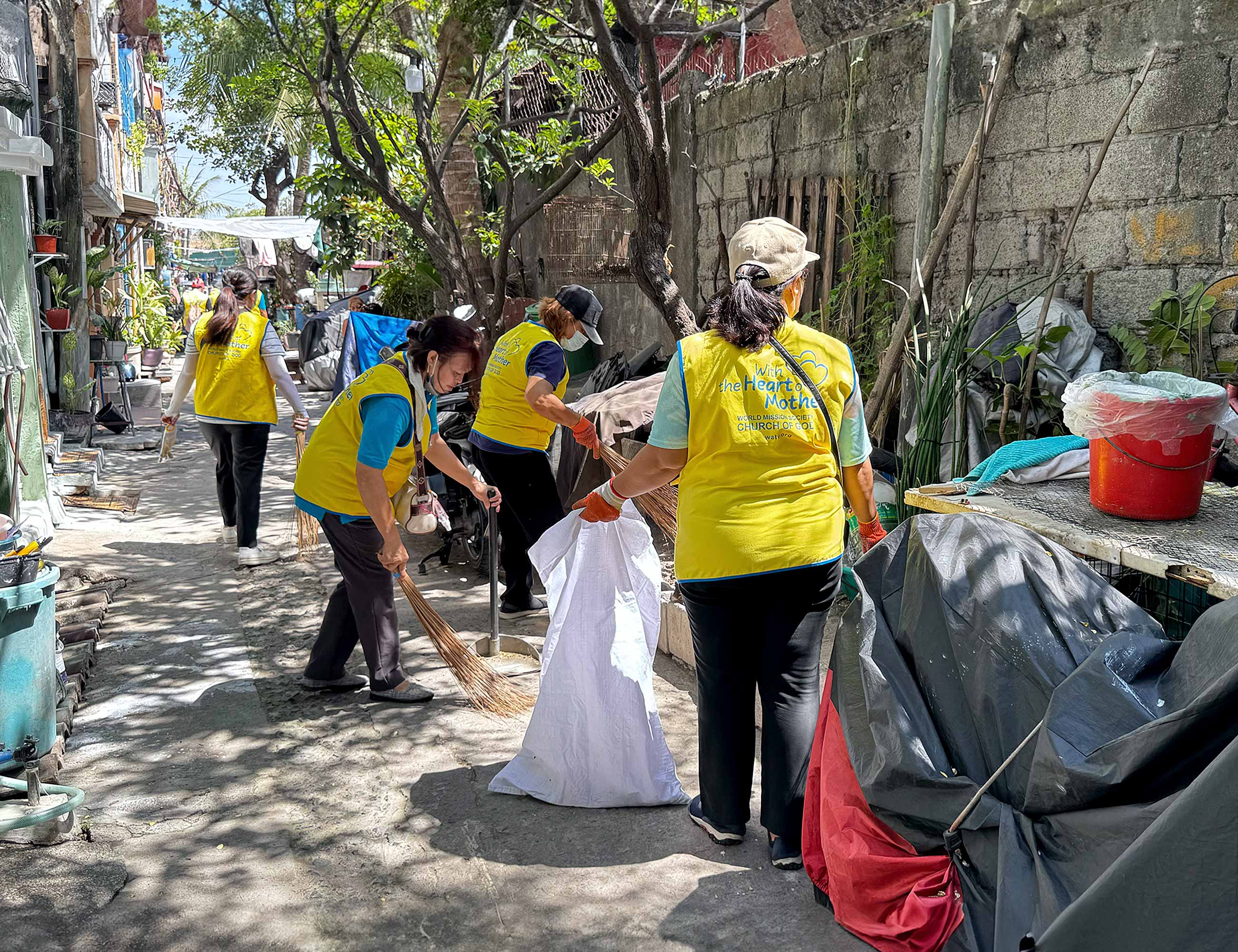 The Las Pinas Church in the Philippines Cleans Up Streets Nearby Areas ...