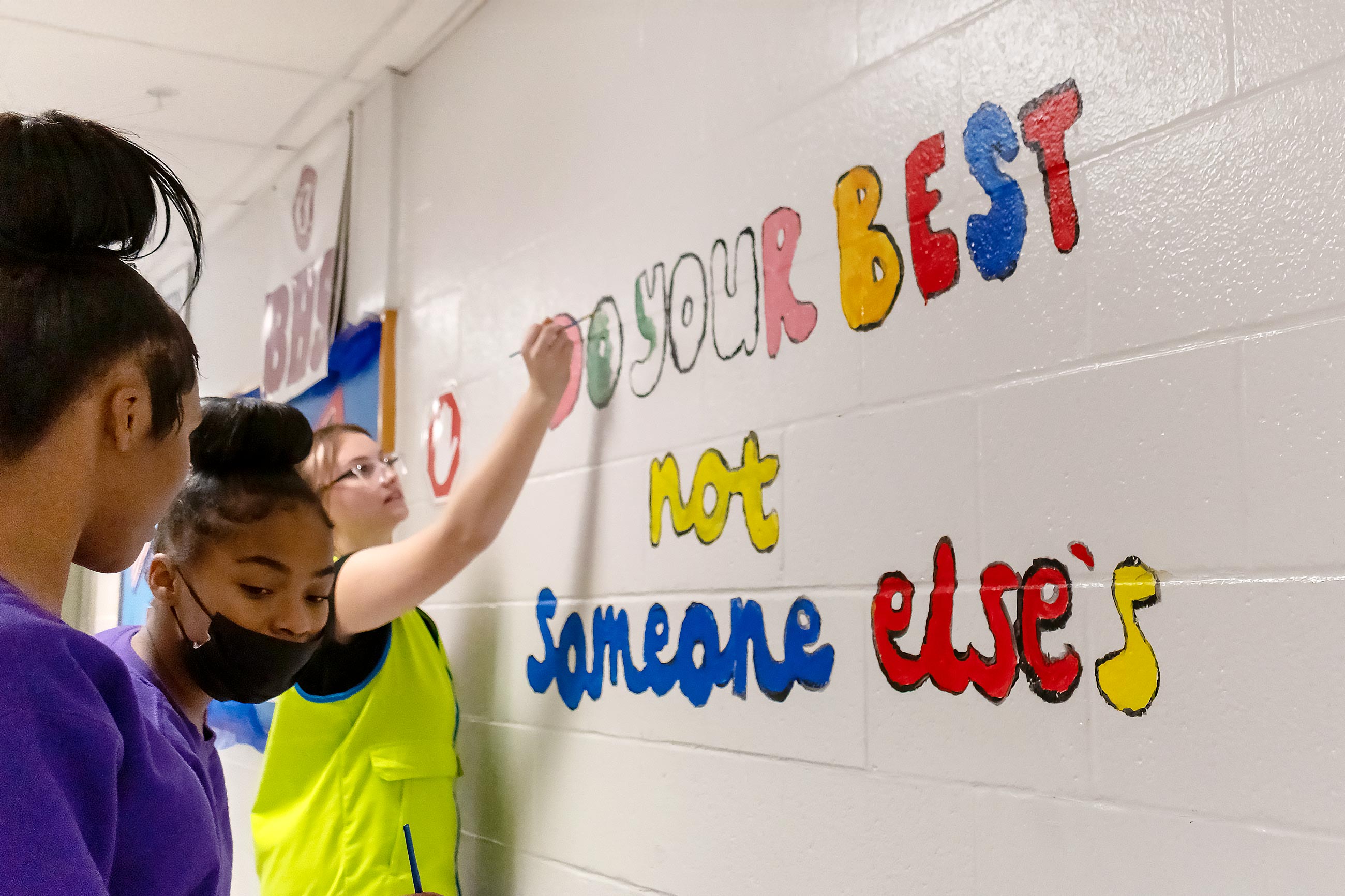 ASEZ STAR in Louisville, Kentucky, U.S., Paints a Mural at Minor Daniels Academy - World Mission ...